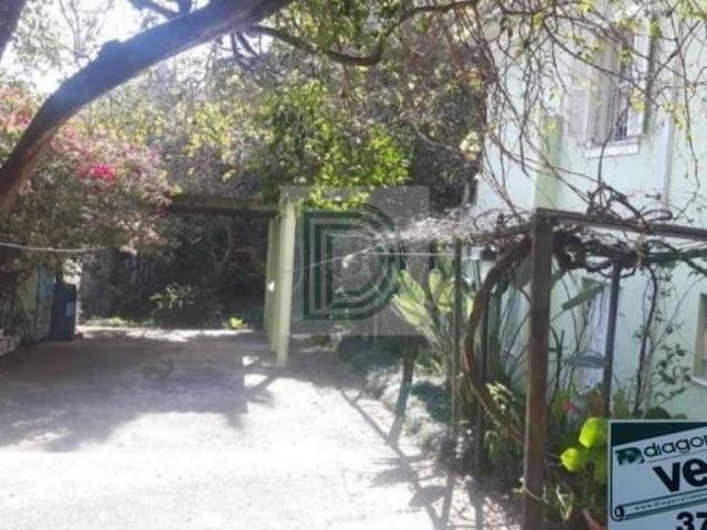 2 Casas super bem localizadas, quintal com árvores frutíferas