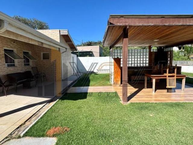 2 casas térreas em um terreno de 1110m² à venda no Condomínio Vila Hípica I na cidade de Vinhedo S
