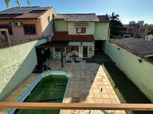 2 Casas, totalizando 4 dormitórios, sendo 3 suítes, Piscina, Churrasqueira, 4 vagas sendo duas 2 C