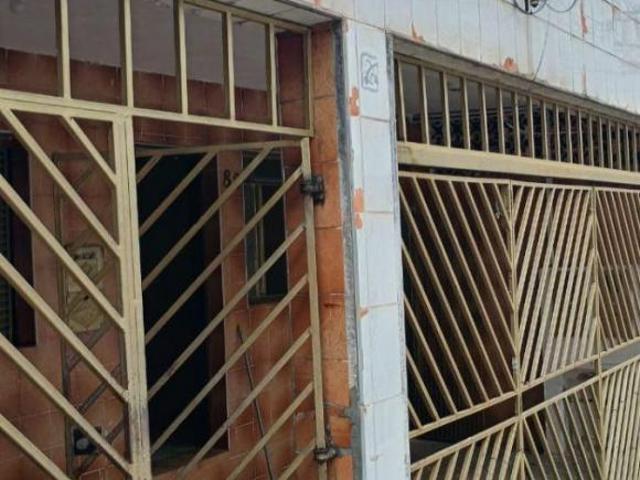 2 casas 1 de 2 dormitórios e outra de 1 dormitório