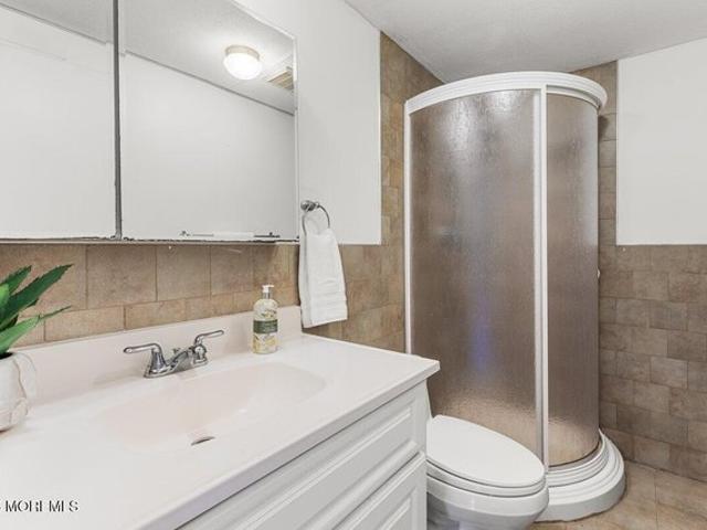 2 Cedar Ct, Manalapan, NJ 07726