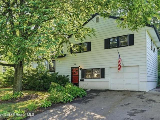 2 Cedar Ln, Saugerties, NY 12477