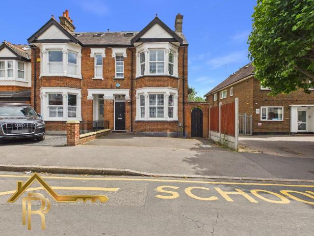 2 Champion Road, Upminster 4 bed semi detached house to rent £2,950 pcm £681 pw
