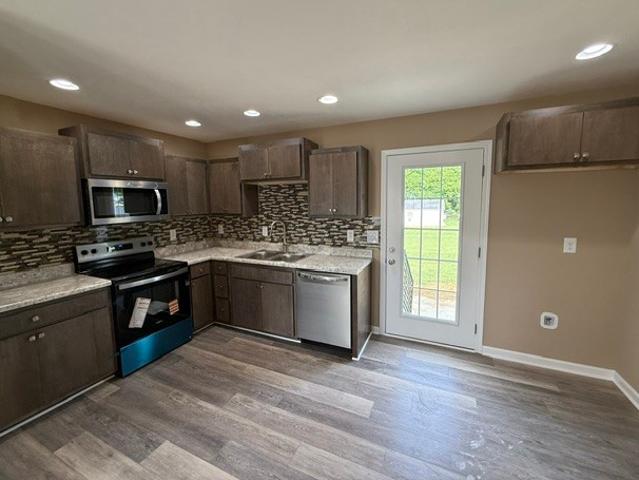 2 Chastain St W