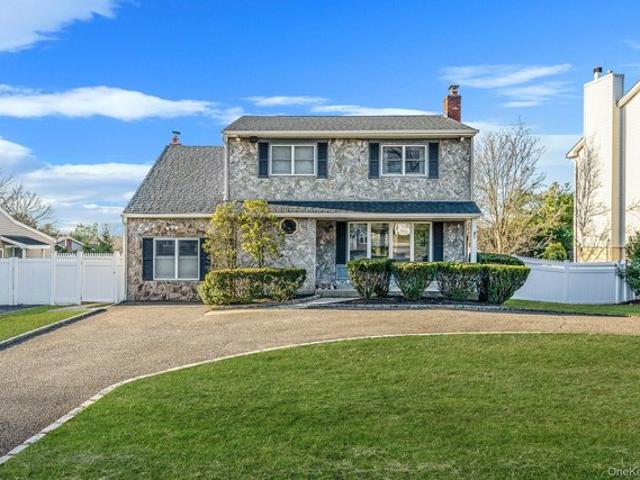 2 Cindy St, Smithtown, NY 11787