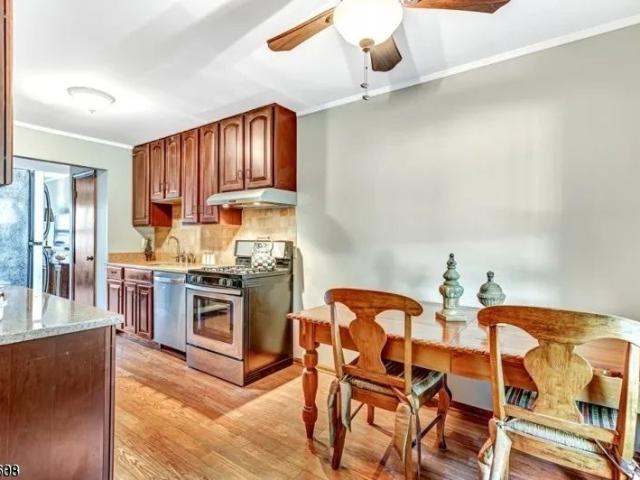 2 Colonial Ct