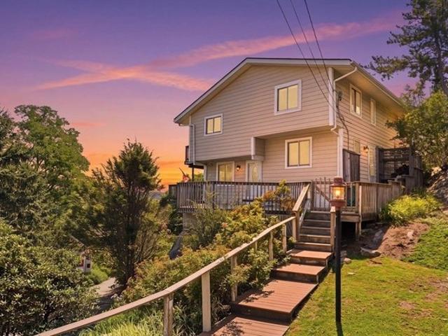 2 Dune Cir, Gloucester, MA 01930