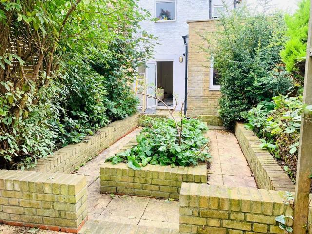 2 Dunlace Road, Hackney, E5