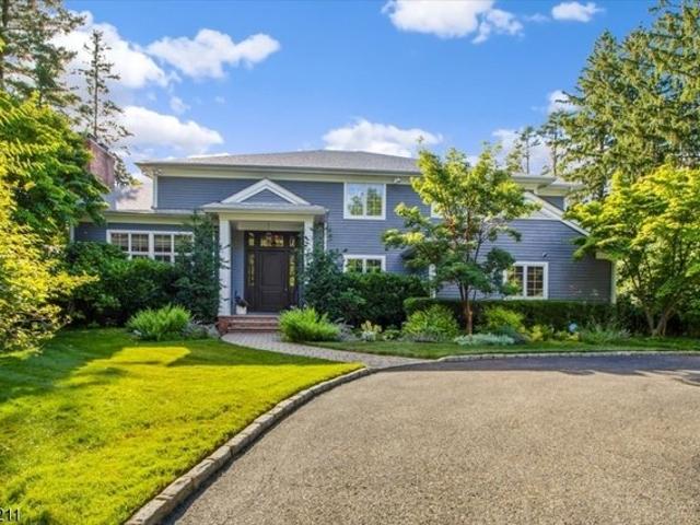 2 Denman Ct, Millburn, NJ 07078