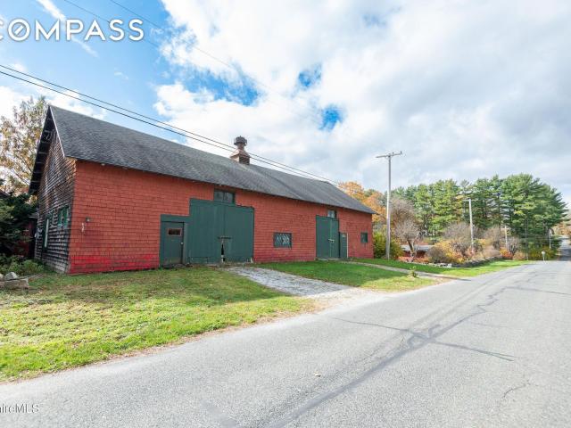 2 Devon Rd, Stockbridge, MA