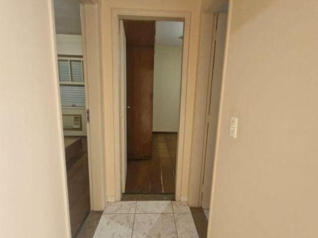 2 dormitórios, dependência. Elevador, vaga demarcada. 120 m2