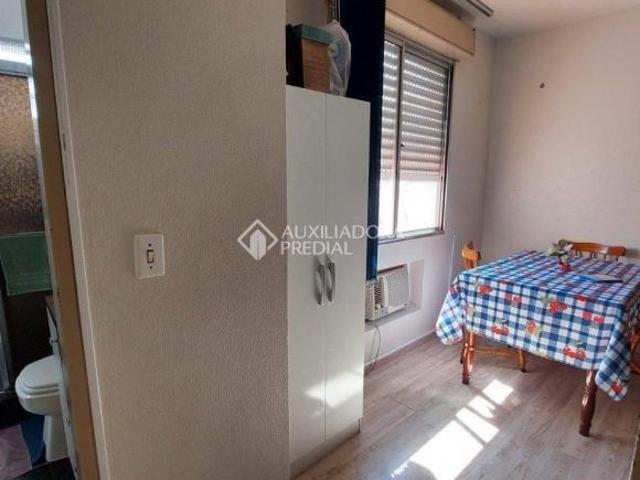 2 dormitórios, reformado, janela anti ruido