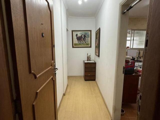 2 dormitórios, 2 banheiros, sala 2 ambientes. Vaga demarcad