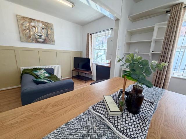 2 Double Bed Flat W/ Bills inc Nr Victoria Centre