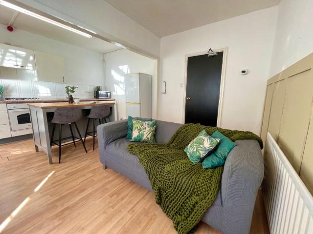 2 Double Bed Flat W/ Bills inc Nr Victoria Centre