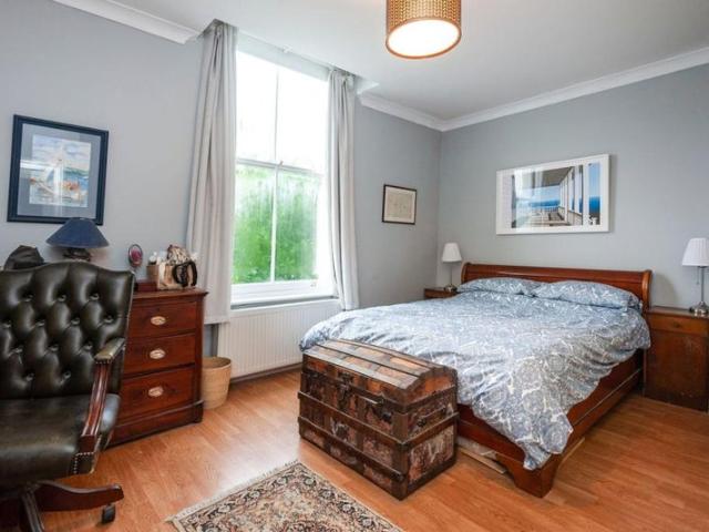 2 Double bed flat in Brixton/Oval fully furnish