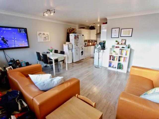 2 Double Bed, fully fitted kitchen. Ideal for a Professional family or Sharers. Avail Now