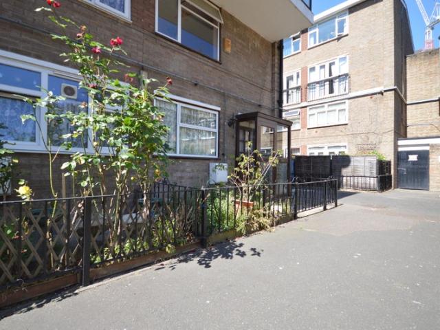 2 Double Bedroom Maisonette E14