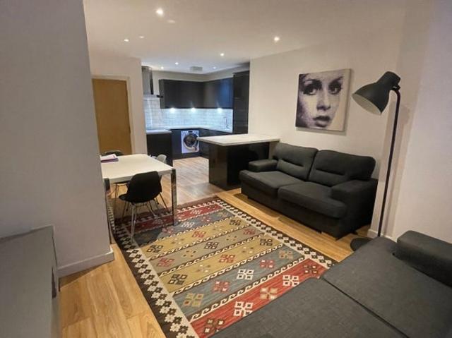 2 Double Rooms in 2 Bed Modern Apt with Parking
