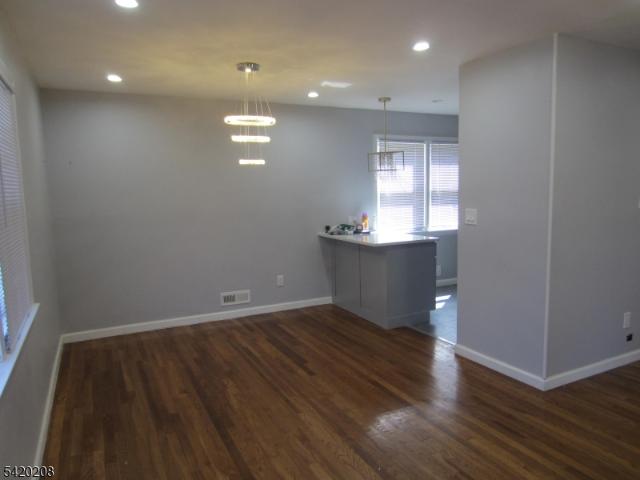 2 Evelyn Ct