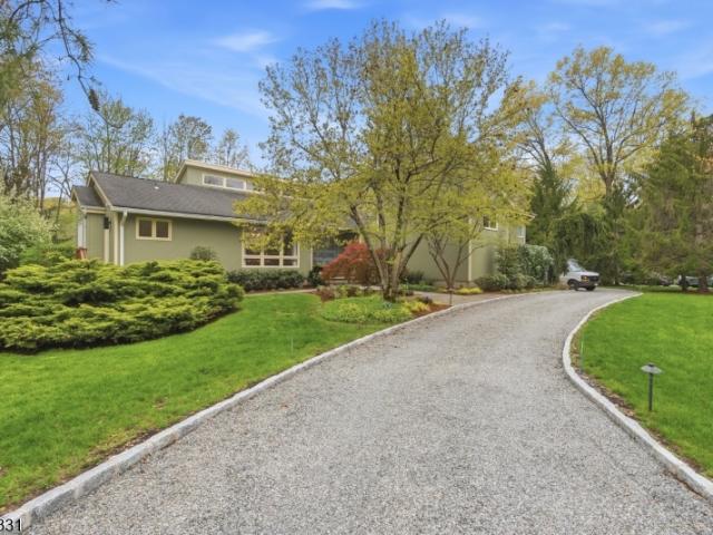 2 Exeter Ln