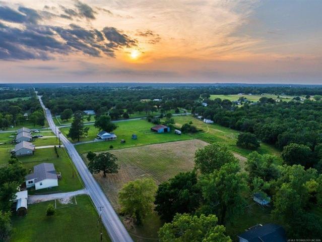 2 E 121st St, Coweta, OK 74429