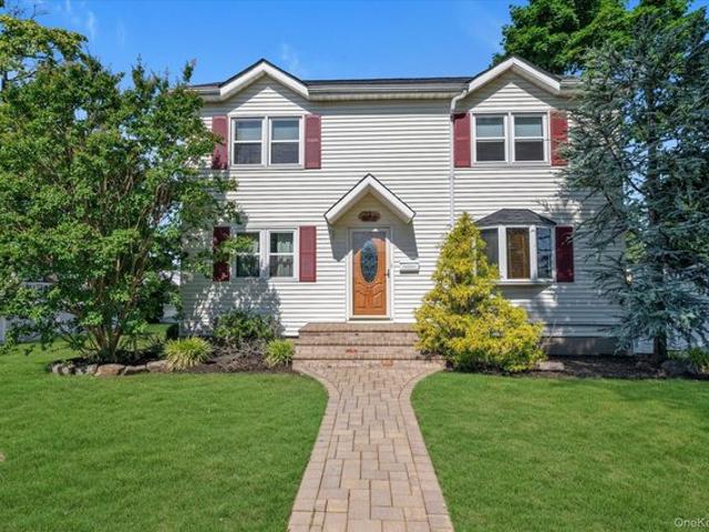 2 East Ct, Bethpage, NY 11714