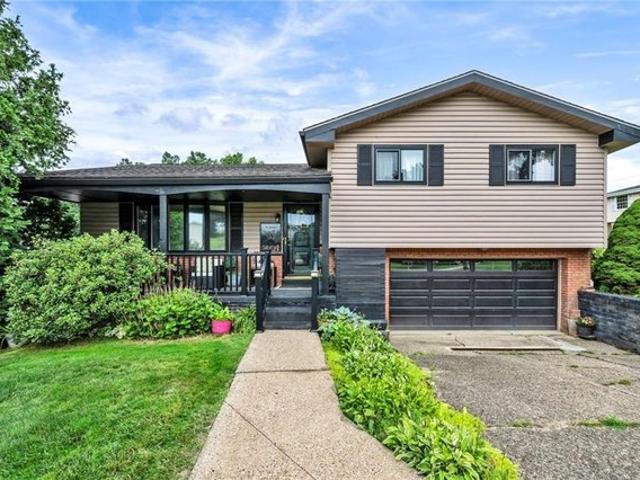 2 Eichelberger Dr, Coraopolis, PA 15108