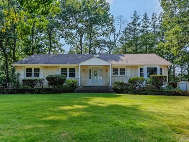 2 Erita Ln, Smithtown, NY 11787