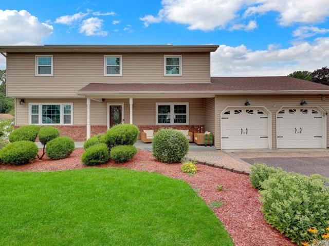 2 Fairhaven Dr, Wheatley Heights, NY 11798