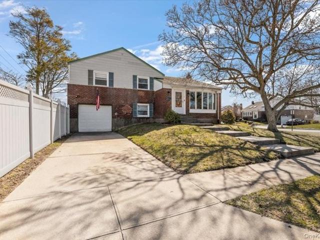 2 Fern Pl, Plainview, NY 11803