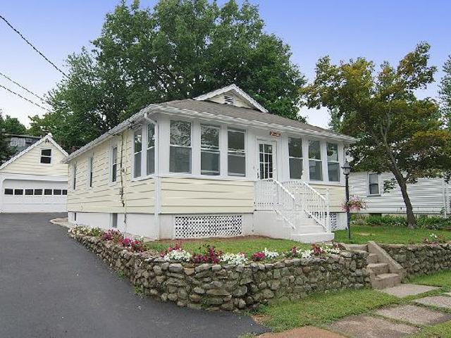 2 Floors Completely Renovated To An Exquiste Finish