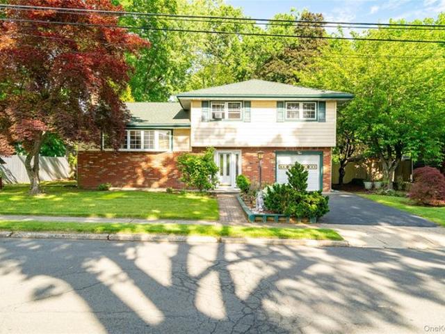 2 Forest Knoll Dr, Suffern, NY 10901