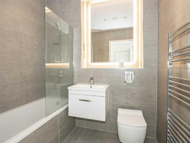 2 Foxhunter Drive, Milton Keynes MK14 1 bed apartment to rent £1,125 pcm £260 pw