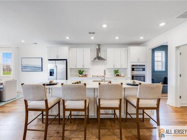 2 Galerie Ct, Monroe, NJ 08831