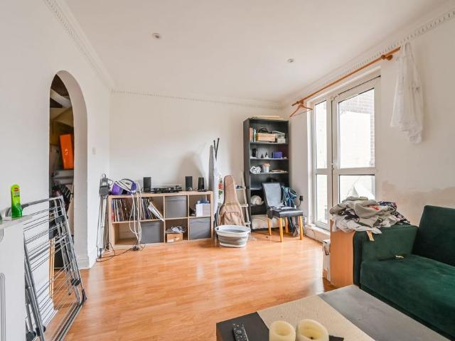 2 Gernon Road, London E3 2 bed flat to rent £2,150 pcm £496 pw