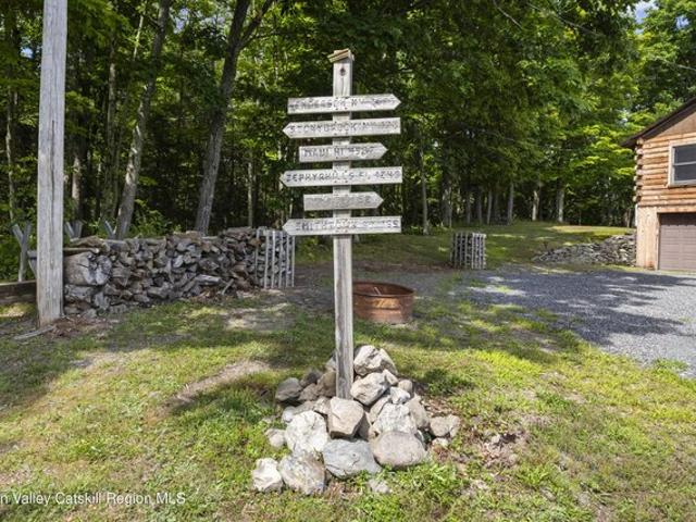 2 Greenfield Ct, Chatham, NY 12037