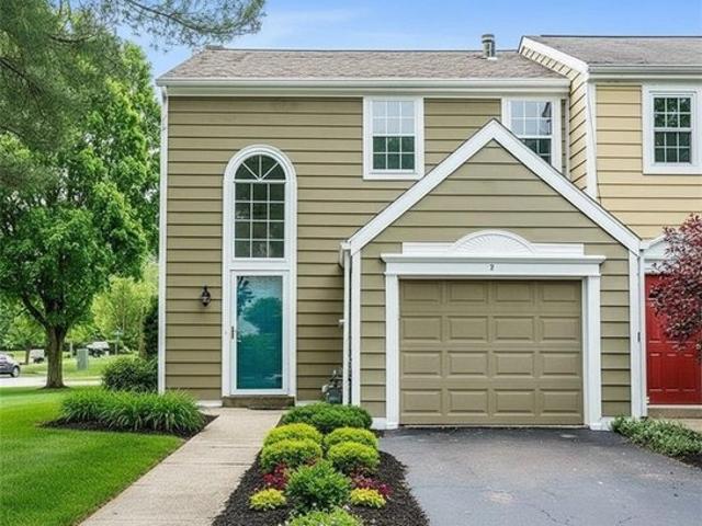2 Greenwich Ct, Oakmont, PA 15139