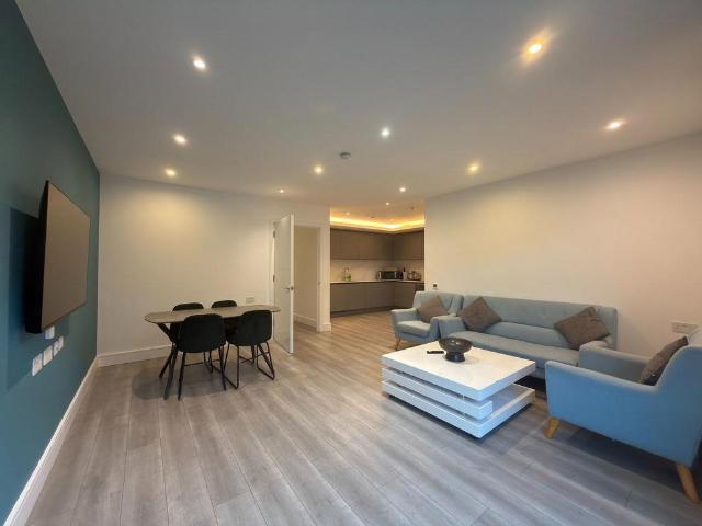 2 Harlequinn Avenue, London TW8 2 bed apartment to rent £2,200 pcm £508 pw