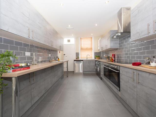 2 Headingley Avenue, Headingley. 8 bed end of terrace house to rent £3,120 pcm £720 pw