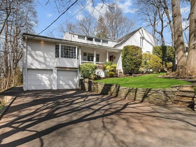 2 Hickory Hl, Roslyn, NY 11576
