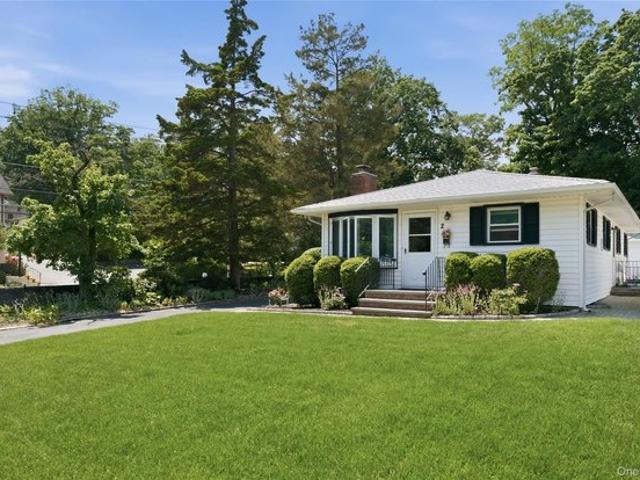 2 Hilltop Dr, Bayville, NY 11709