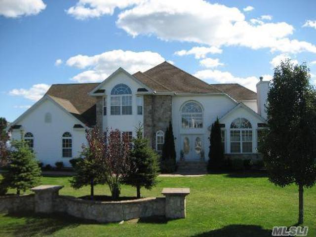 2 Holly Ct, Miller Place, NY 11764