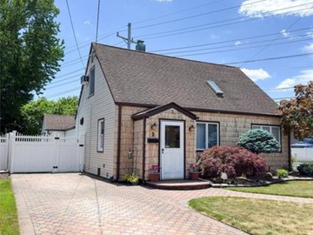 2 Irvington St, Valley Stream, NY 11581