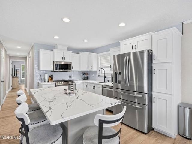2 Justin Ct, Hazlet, NJ 07730
