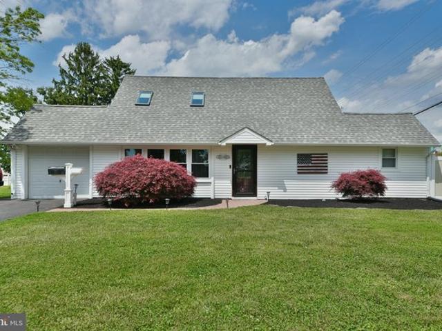 2 Jollybrook Rd, Levittown, PA 19056