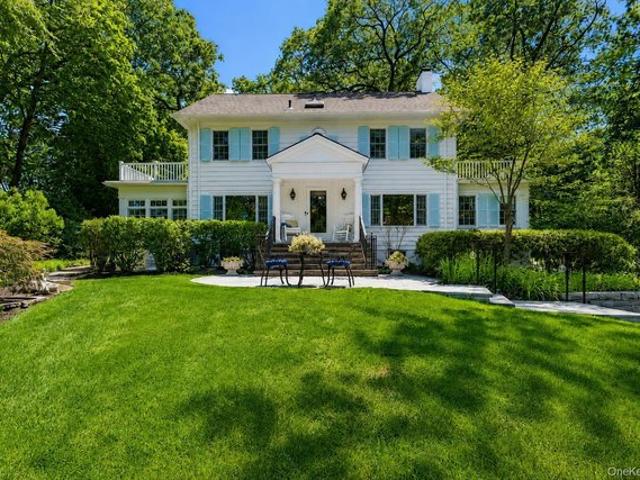 2 Kaiser Hill Rd, Huntington Bay, NY 11743