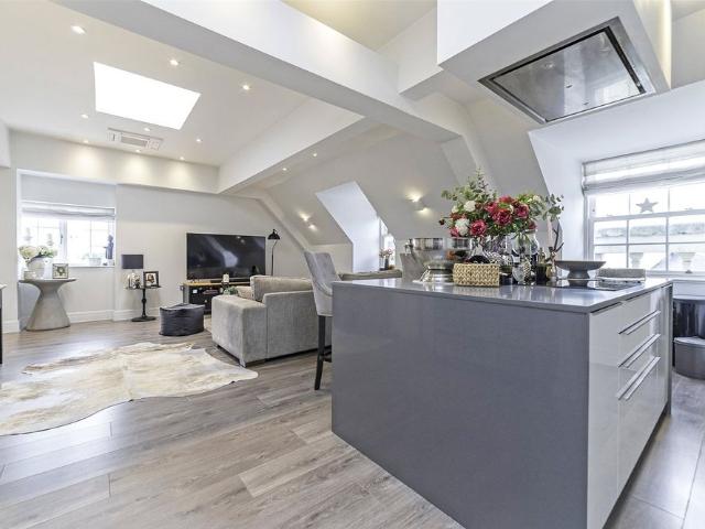 2 Kew Bridge Road, London, TW8 0FA