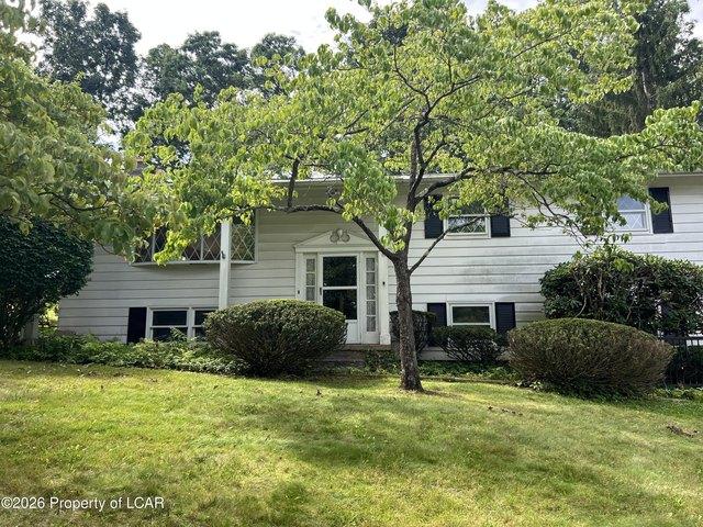 2 Kevin Dr, Mountain Top, PA 18707