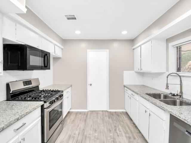 2 Kitchens for 6 occupants: NewlyRemodeled Spring